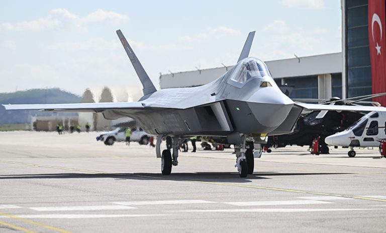 SOLOTÜRK pilotu KAAN savaş uçağına değindi | SavunmaSanayiST