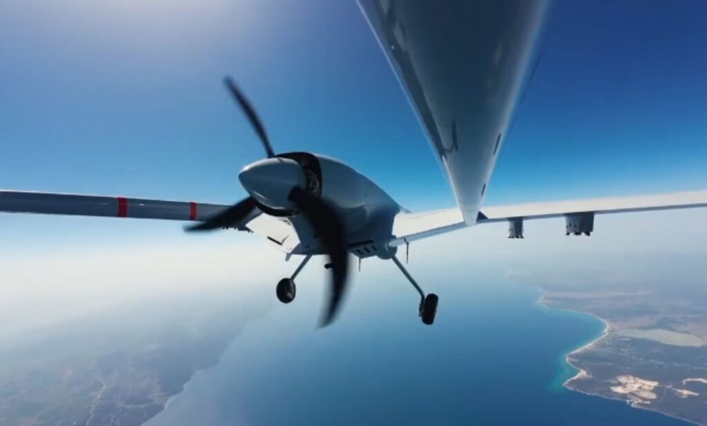 Bayraktar TB2 SİHA yerli motor TM-100'le ikinci kez havalandı ...