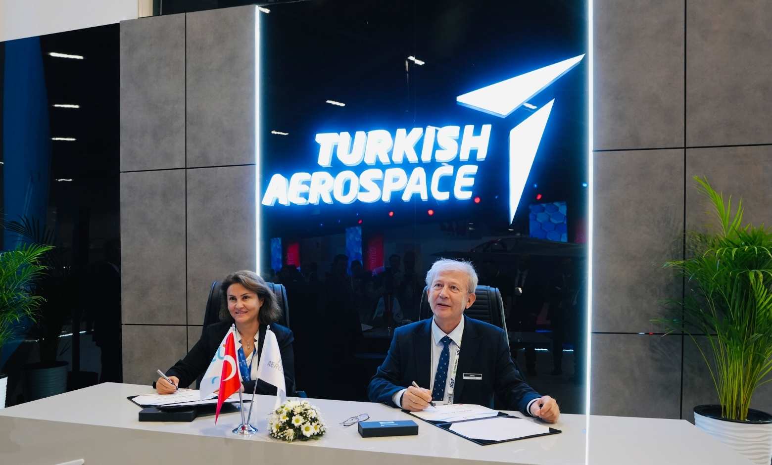 Karel IDEF'te 2 devle el sıkıştı | SavunmaSanayiST