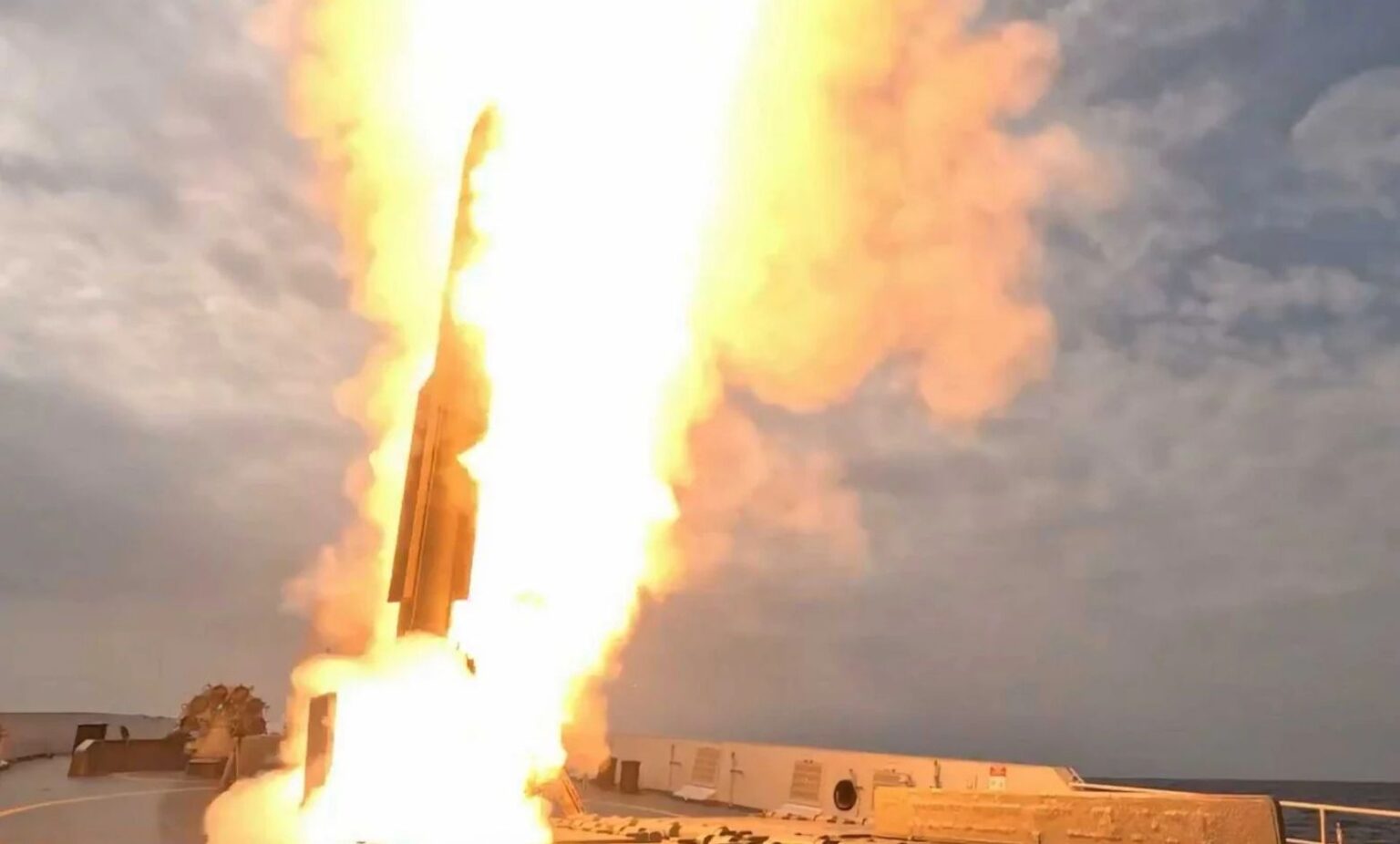 Pakistan Çin yapımı LY-80(N) karadan havaya füzesini PNS Taimur’dan ...